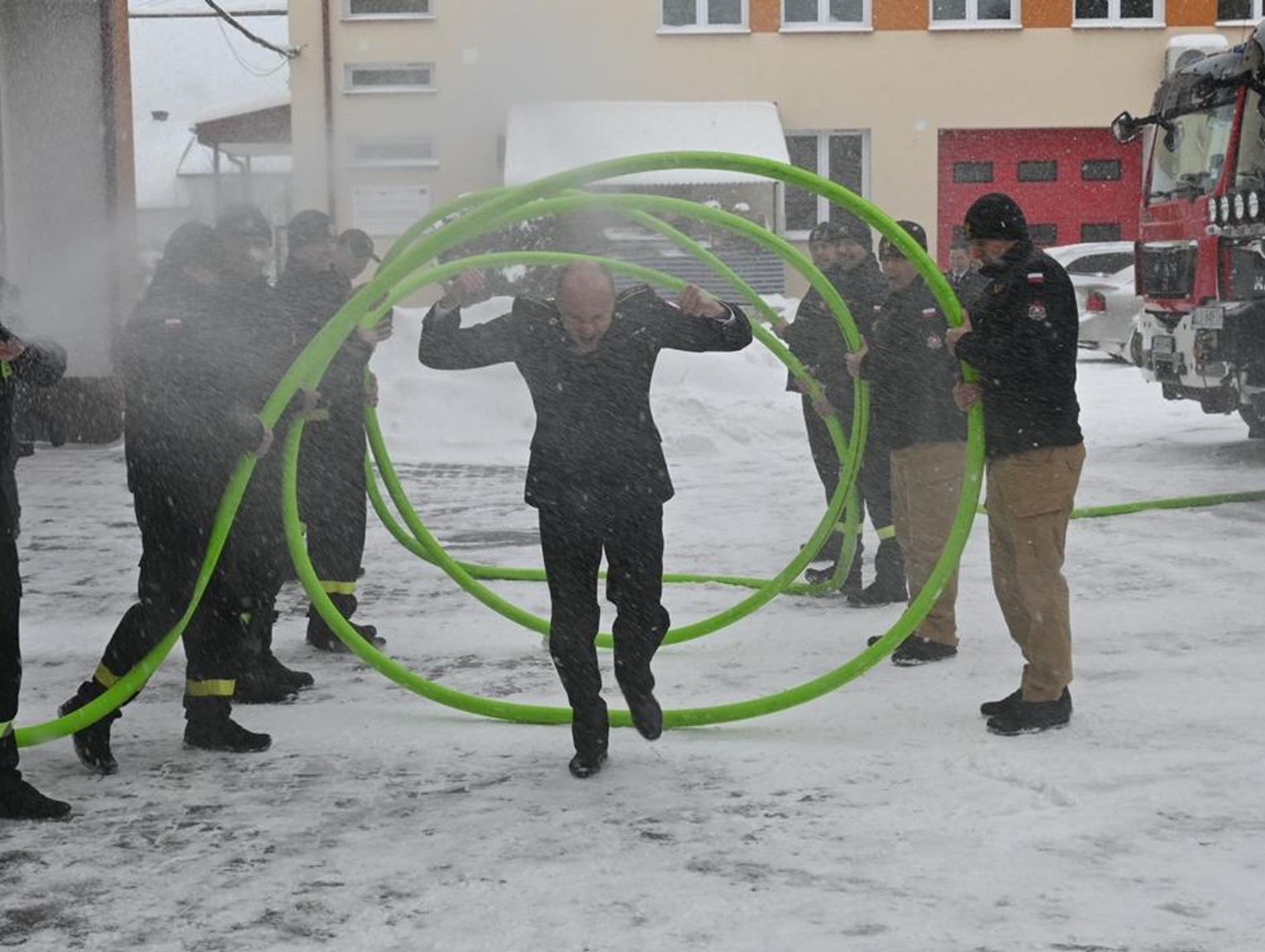 Strażacy z Hrubieszowa pożegnali dwóch kolegów. Wody im nie żałowali ...